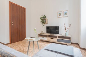 Apartamento (1 Bedroom) | Área de estar | TV de tela plana 32 polegadas com canais a cabo
