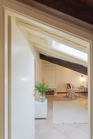 Apartamento (2 Bedrooms) | Sala de estar | Televisor de ecrã plano de 32 polegadas com canais por cabo 