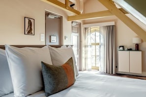 Quarto Clássico com Cama de Casal | Cofre no quarto, cortinas/cortinados opacos, ferro/tábua de engomar 