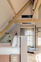 Quarto Clássico com Cama de Casal | Cofre no quarto, cortinas/cortinados opacos, ferro/tábua de engomar