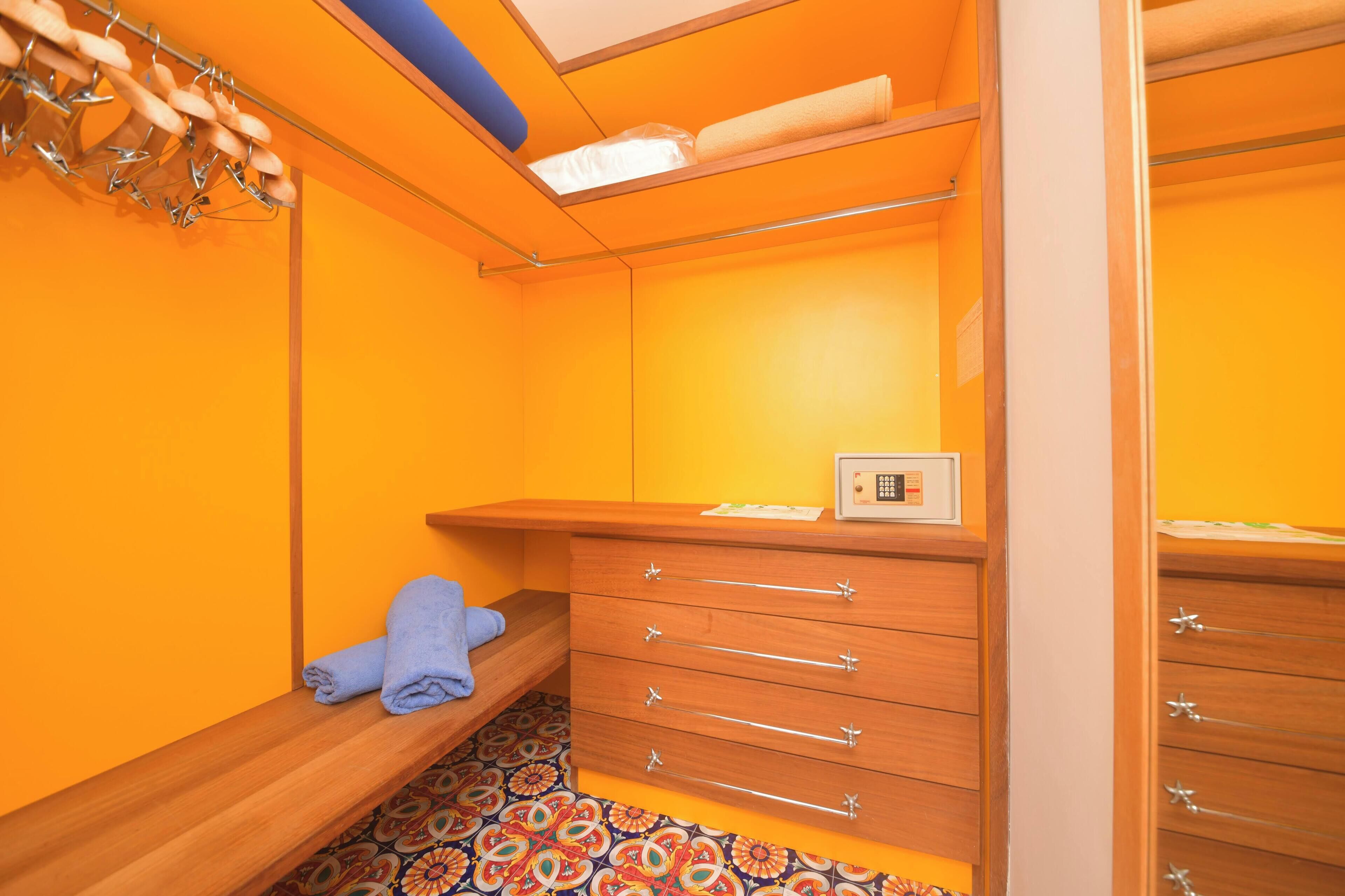 Quarto Júnior, vista para o mar | Guarda-roupa