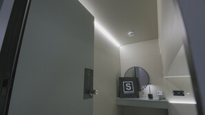 Quarto solteiro conforto | Escrivaninha, espaço de trabalho para notebook, Wi-Fi de cortesia