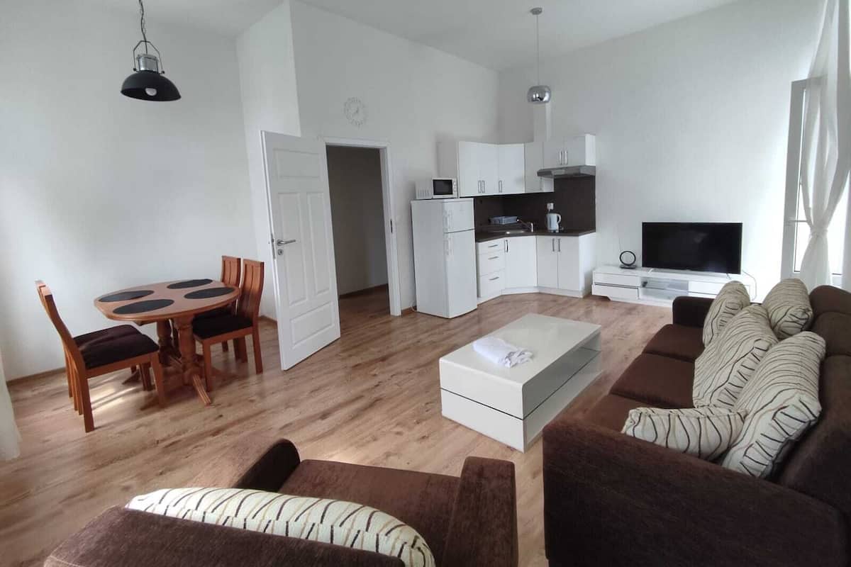 Apartamento Standard, varanda, Vista para a cidade | Sala de estar | Televisor