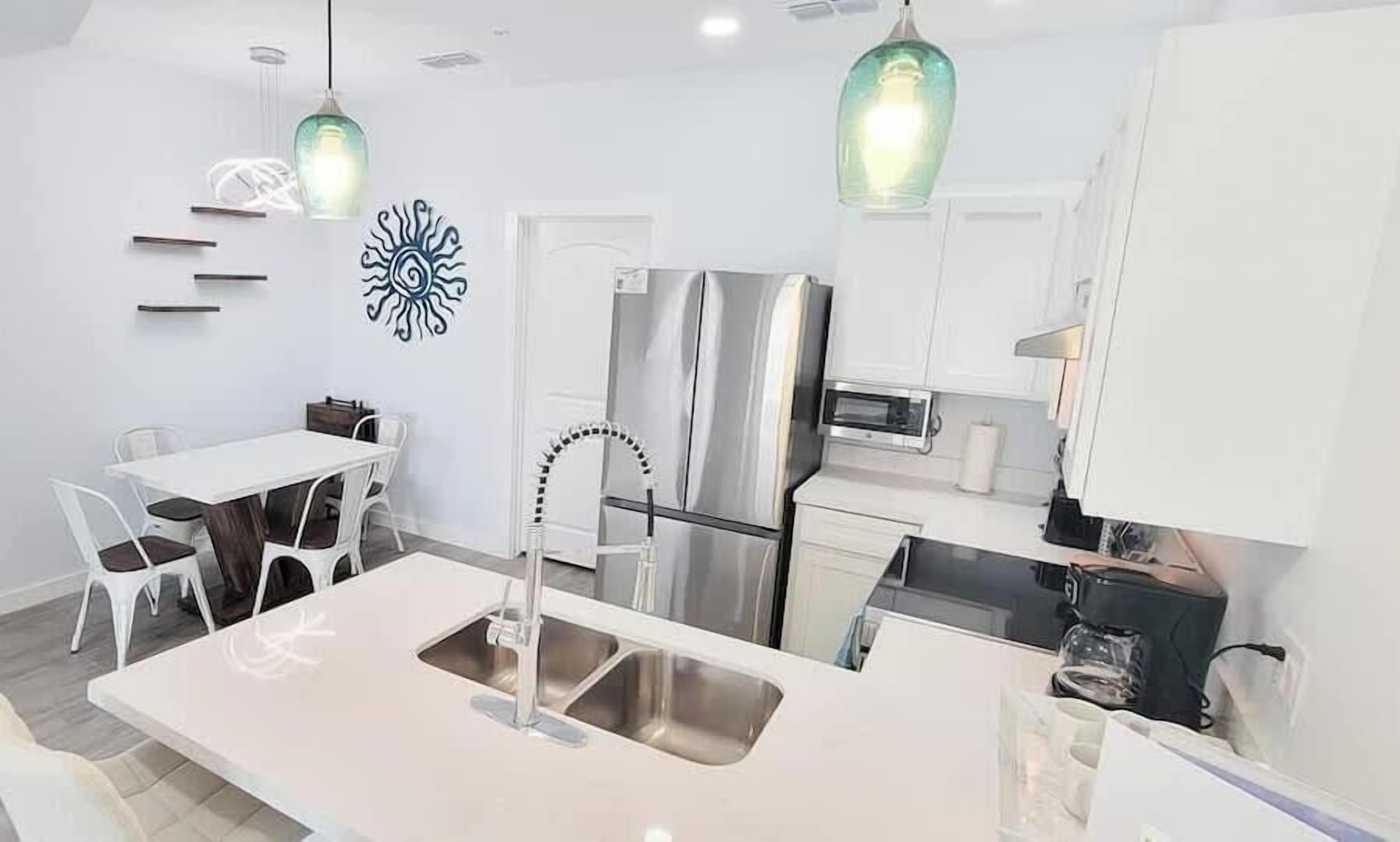 Apartamento, 3 quartos | Cozinha privada | Um frigorífico, um forno, uma cafeteira/bule, uma torradeira 