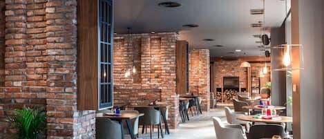 Café da manhã com buffet todos os dias (EUR 15 por pessoa)