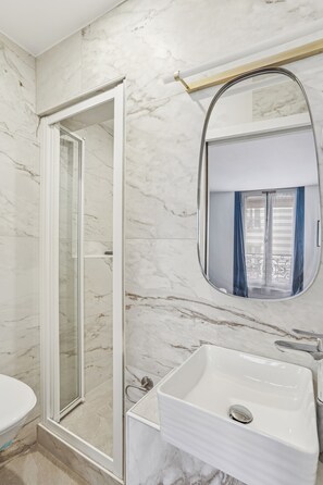 Quarto Clássico com Cama de Casal | Casa de banho | Um polibã, um secador de cabelo, toalhas fornecidas, sabão 
