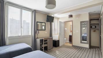 Quarto triplo clássico | Escrivaninha, quartos à prova de som, Wi-Fi de cortesia, roupa de cama