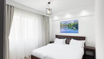 Apartamento Familiar, 2 quartos, varanda, Vista para a cidade | 2 quartos, cortinas/cortinados opacos, ferro/tábua de engomar