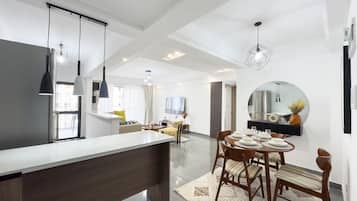 Apartamento Familiar, 2 quartos, varanda, Vista para a cidade | Refeições no quarto