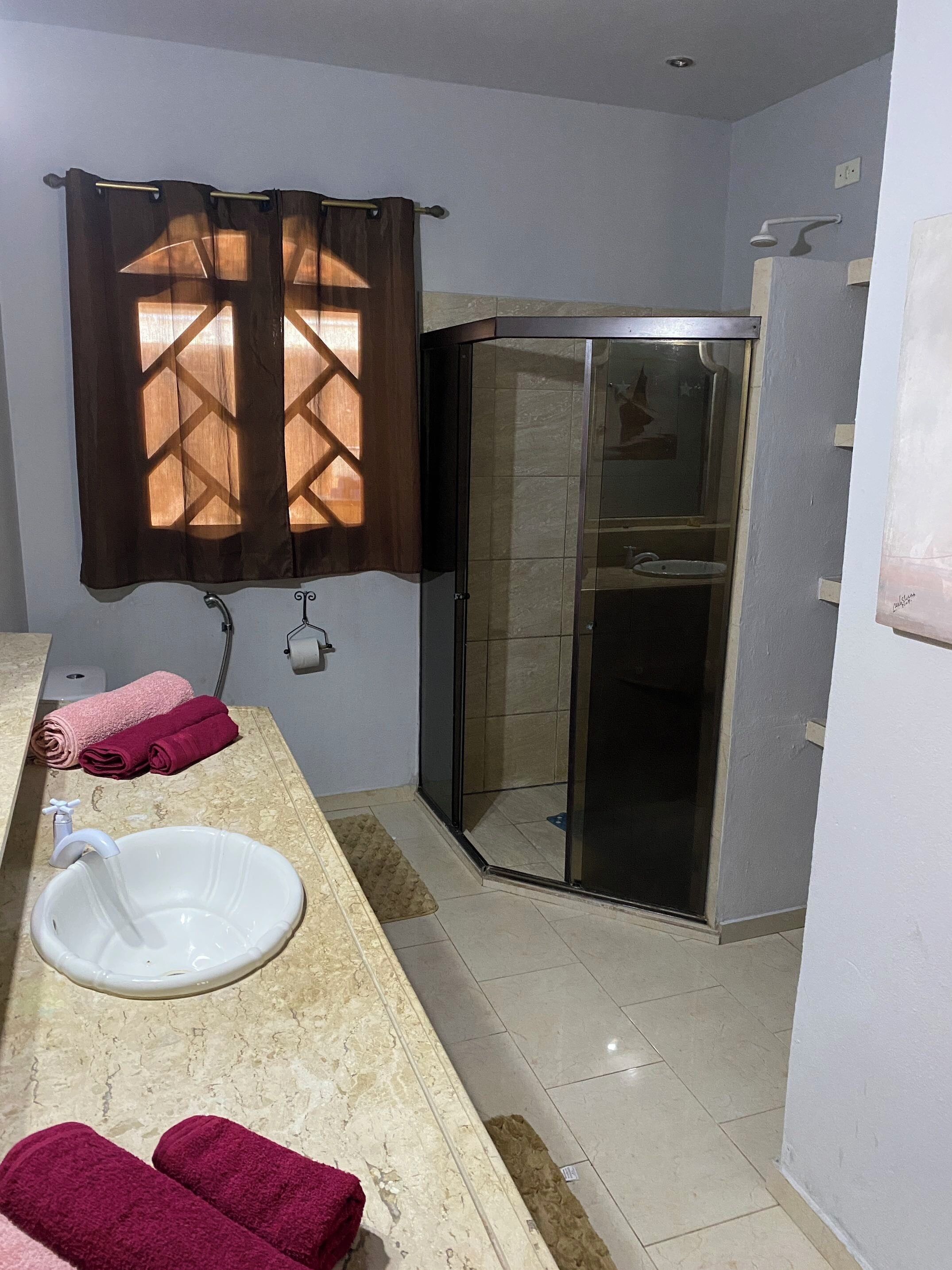 Um polibã, toalhas fornecidas, papel higiénico 