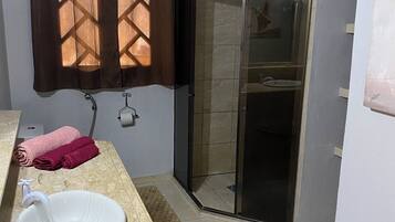 Um polibã, toalhas fornecidas, papel higiénico