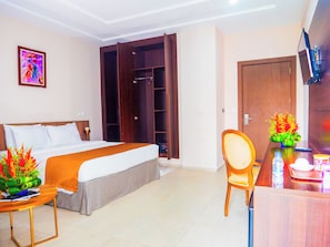 Quarto Standard, varanda, vista para a piscina | 1 quarto, cofre no quarto, secretária