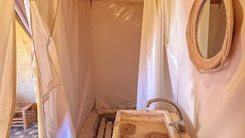 Quarto Triplo Comfort, vista deserto | Casa de banho | Um polibã, artigos de higiene pessoal grátis, toalhas fornecidas, sabão
