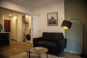 Apartamento, 2 quartos (510) | Sala de estar | Televisor de 46 polegadas com canais digitais 