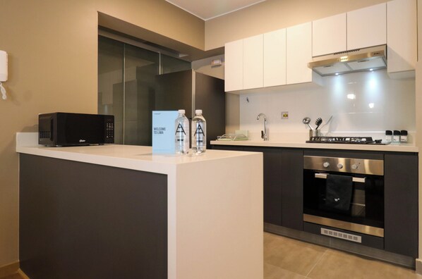 Apartamento, 2 quartos (1506) | Cozinha privada | Um frigorífico, um micro-ondas, um forno, utensílios de cozinha 