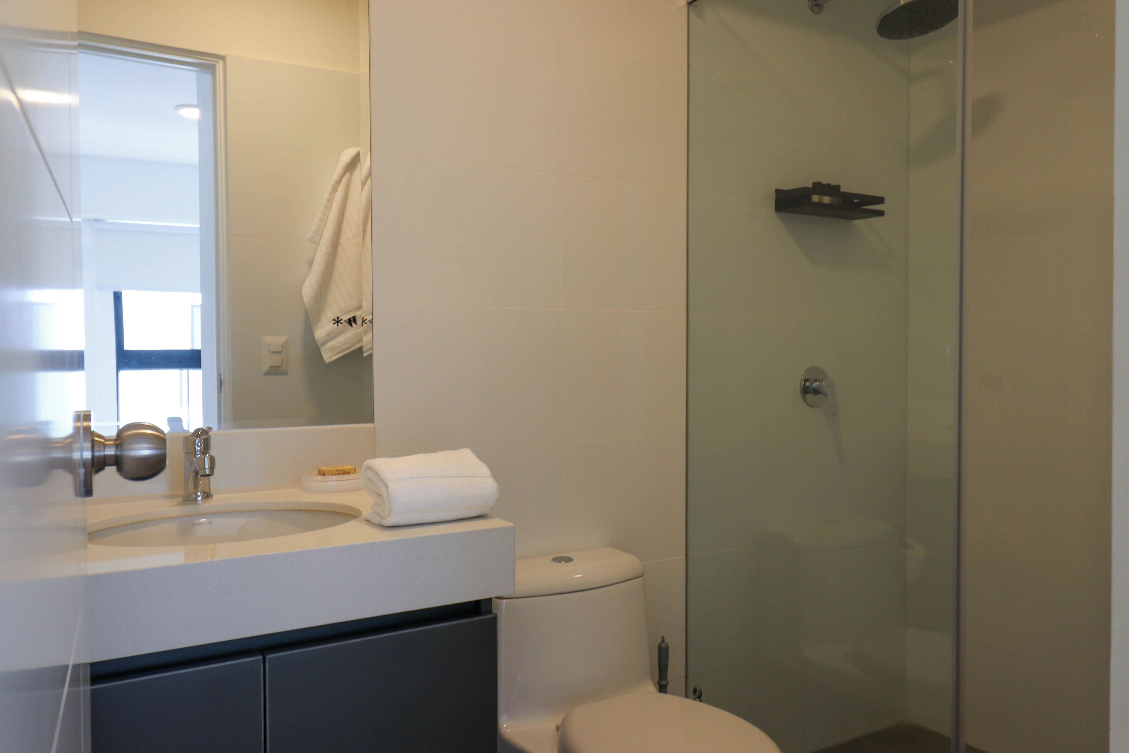 Apartamento, 2 quartos (1606) | Banheiro | Chuveiro, secador de cabelo, toalhas de banho, sabonete