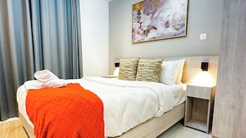 Apartamento luxo, sacada, vista para a cidade | Espaço de trabalho para notebook, cortinas blackout