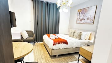 Apartamento luxo, sacada, vista para a cidade | Espaço de trabalho para notebook, cortinas blackout