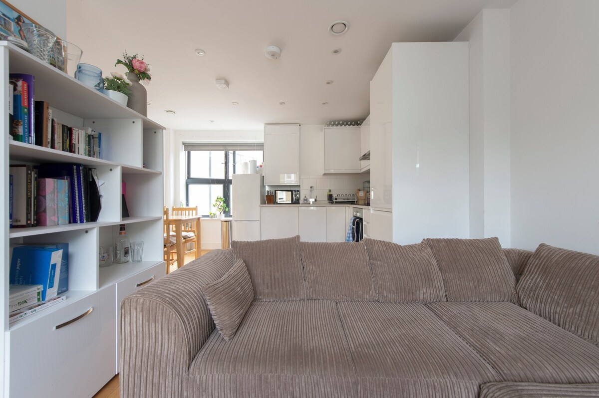 Stylish 2-Bed West London Duplex with Spacious Balcony Near Central ...