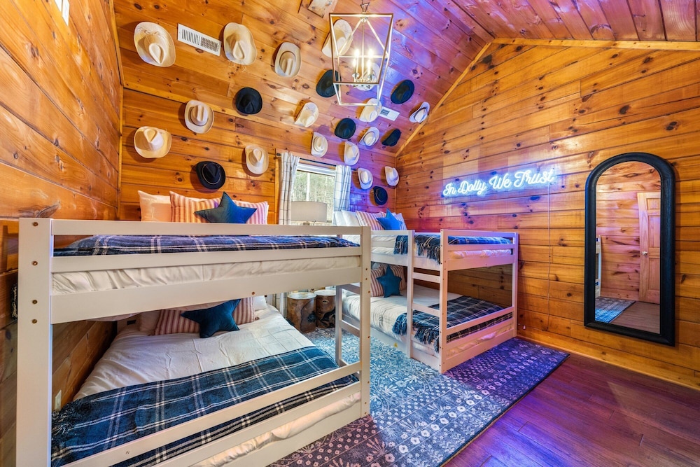 15 min Dollywood, Game room, Hot tub, Shared Pool, Pets Welcome ...