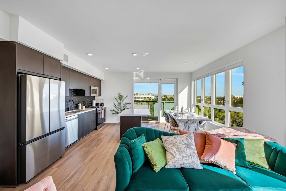 Luxury 2br Hollywood Pool View By Oneluxstay - Los Angeles, CA