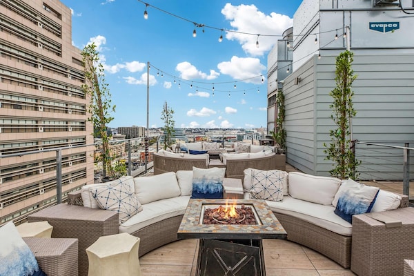 Stylish 2br/2ba At Hwh By Oneluxstay - Los Angeles, CA