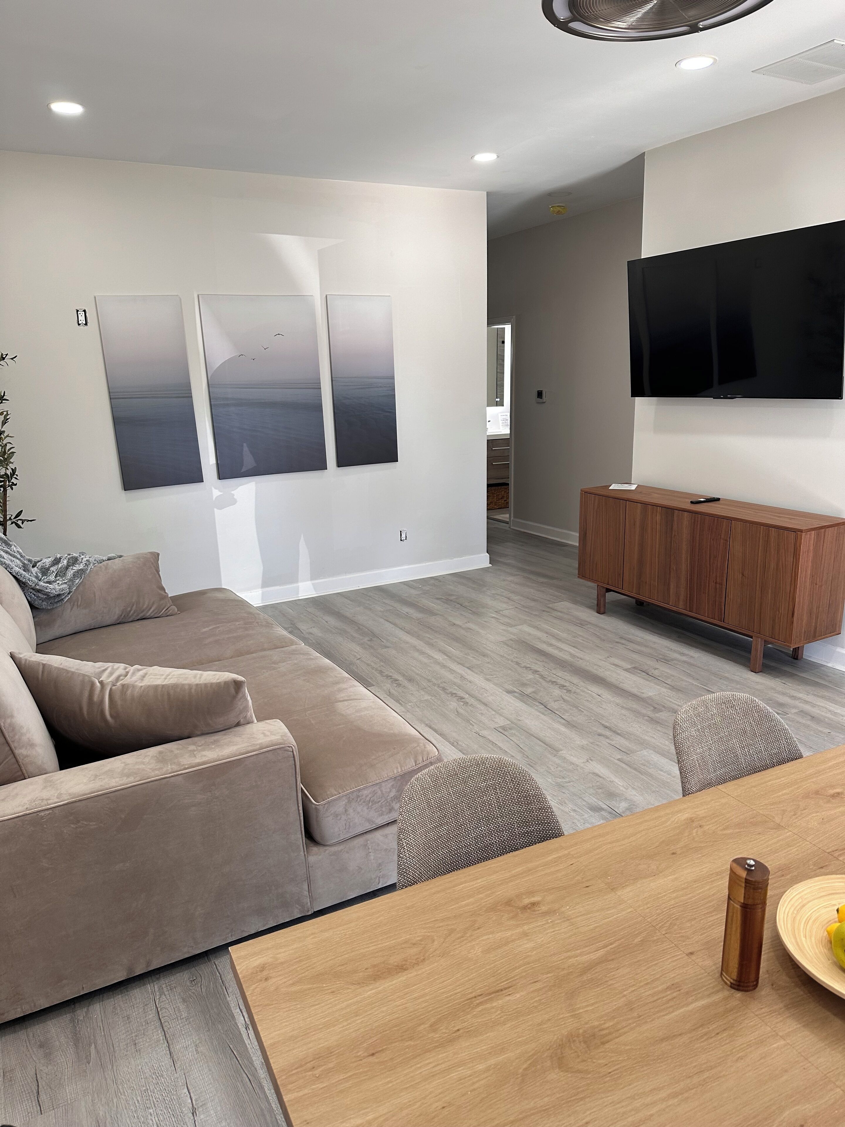 Modern 2bd/2ba Oasis 1 Mile From Downtown With Hot Tub - Garfield Park Indianapolis