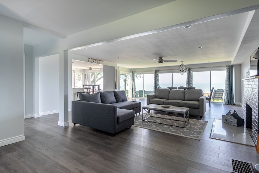 Lakeside Home With 4 Bedrooms And 2 Baths! - Amherstburg