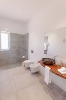 Quarto Duplo Familiar, vista para as vinhas | Casa de banho | Um polibã, toalhas fornecidas, sabão, champô 