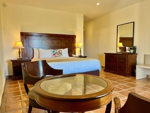 Quarto luxo, 1 cama Queen, vista para o jardim | Frigobar, cofres nos quartos, individualmente decorados