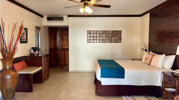 Quarto Júnior, 1 cama queen-size | Minibar, cofre com capacidade para portátil