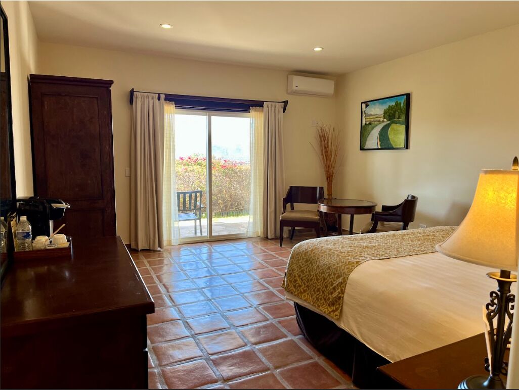 Quarto luxo, 1 cama Queen, vista para o jardim | Frigobar, cofres nos quartos, individualmente decorados