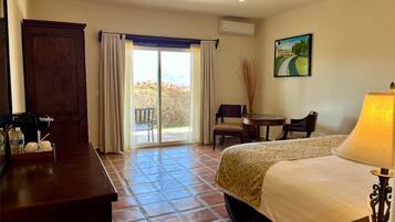 Quarto luxo, 1 cama Queen, vista para o jardim | Frigobar, cofres nos quartos, individualmente decorados