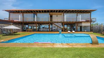 Quarto Duplo Deluxe, varanda, vista para a piscina | Cofre no quarto, secretária