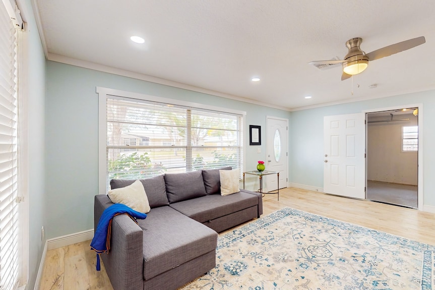 Cozy Home With Modern Kitchen, Lanai, & Washer/dryer- Perfect For Group Stays - Anna Maria Island, FL