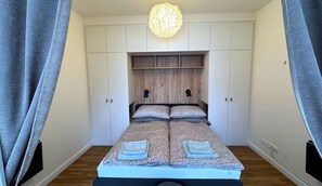 Apartamento Comfort, vista para o jardim | Secretária, secretária adequada para computadores portáteis