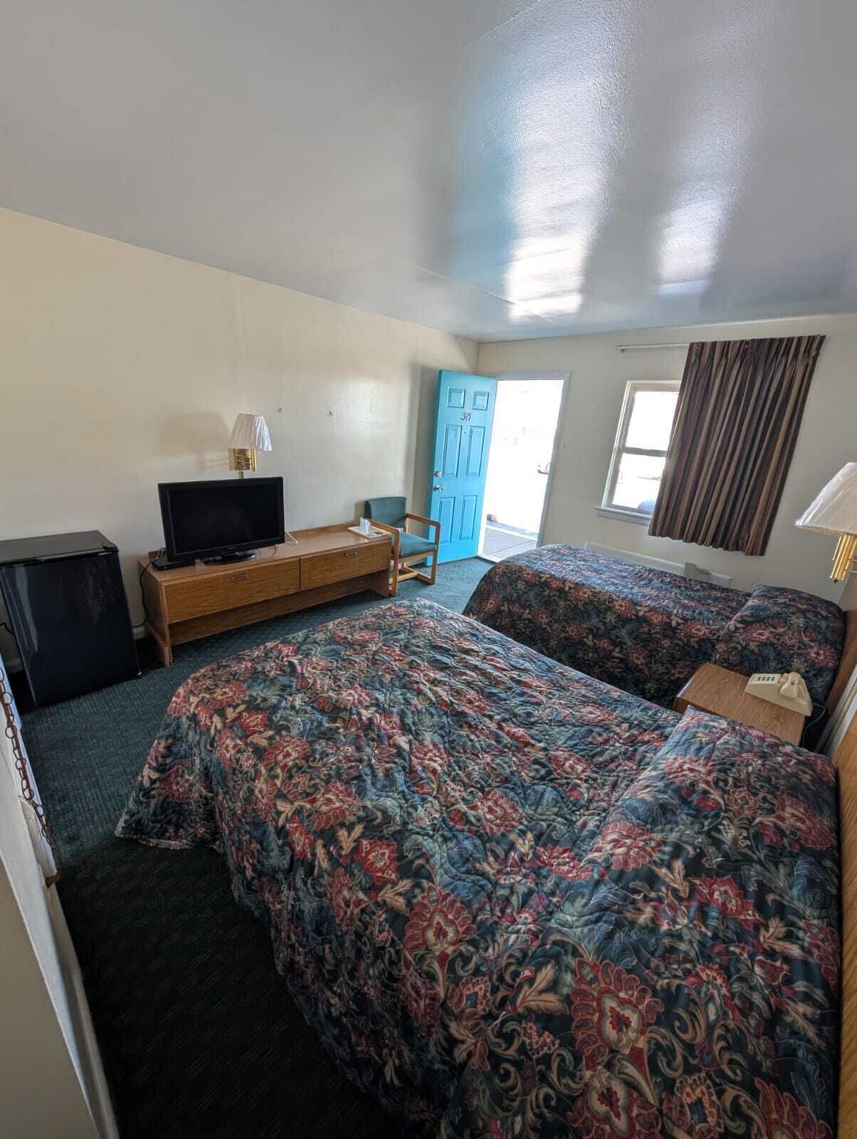 Quarto Duplo Básico, várias camas | Secretária, secretária adequada para computadores portáteis 