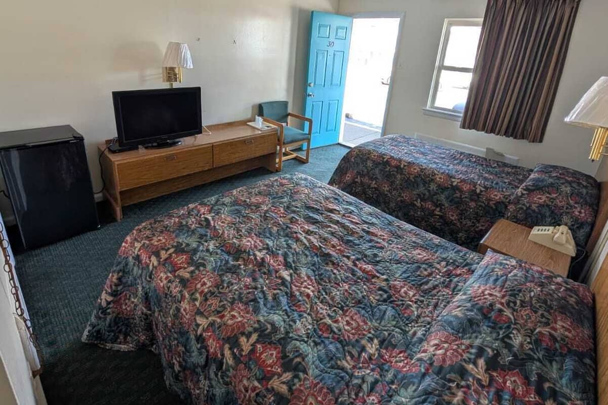 Quarto Duplo Básico, várias camas | Secretária, secretária adequada para computadores portáteis