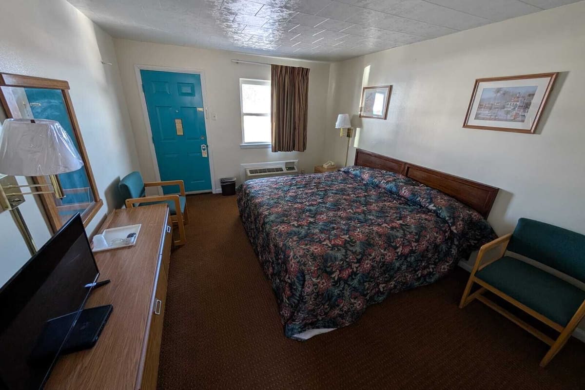 Quarto Básico, 1 cama king-size | Secretária, secretária adequada para computadores portáteis