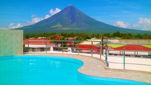 Piscina com vista para um vulcão ao fundo.