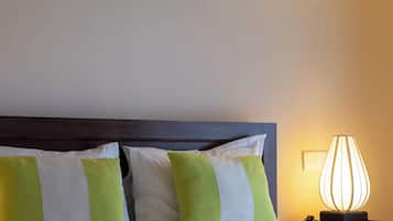 Chalé luxo, vista para a piscina | 1 quarto, escrivaninha, berços grátis, Wi-Fi de cortesia