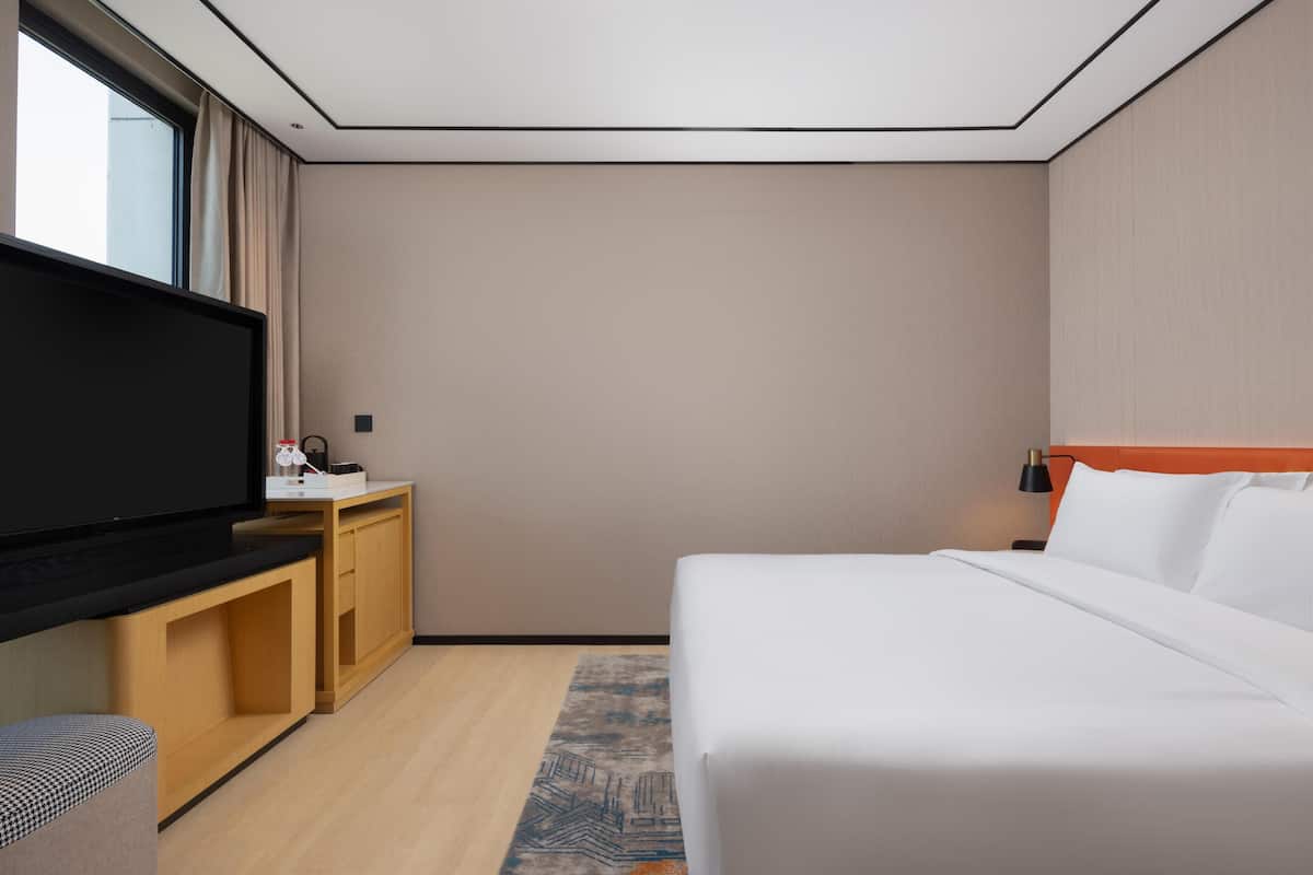 Quarto básico, 1 cama King | Edredons de pluma, frigobar (abastecido com alguns itens grátis)