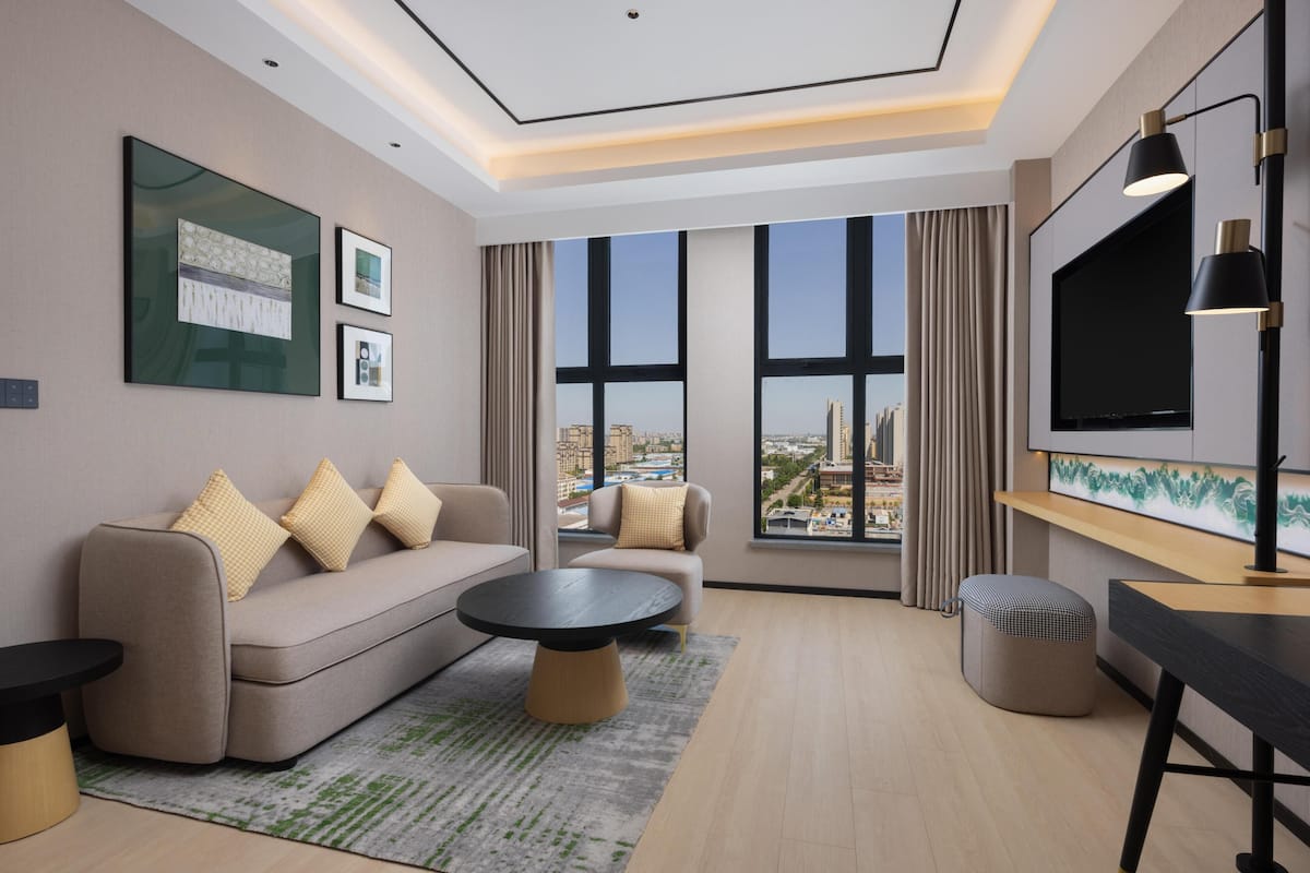 Suíte luxo, 1 cama King | Área de estar | TV 55 polegadas com canais digitais