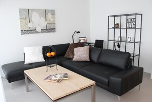 Apartamento Comfort | Sala de estar | Televisor