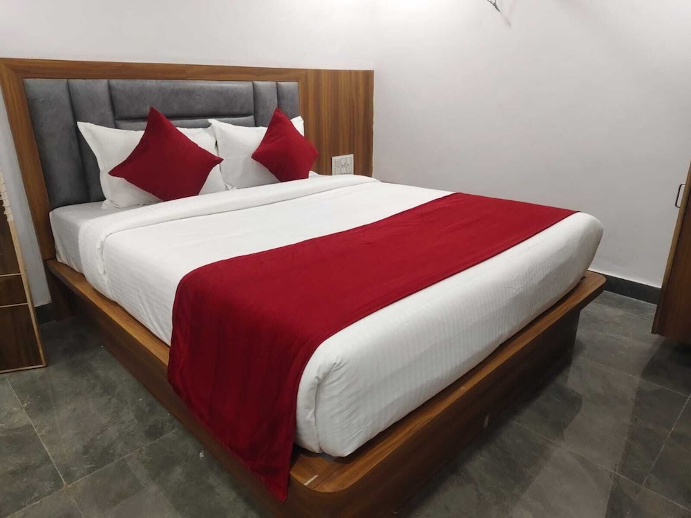 Hotel Maruti R - Ahmedabad