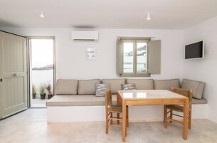 Estúdio superior, vista para o mar | Área de estar | TV