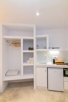 Estúdio básico, vista para o mar | Cozinha privada | Frigobar, fogão, cooktop, talheres/pratos/utensílios de cozinha