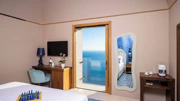 Suite, varanda, vista para o mar | 1 quarto, minibar grátis, cofre no quarto, secretária