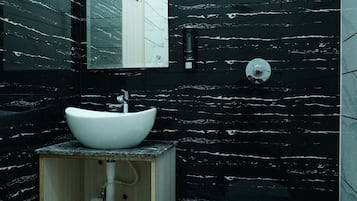 Quarto casal luxo | Banheiro | Chuveiro, produtos de toalete grátis, toalhas de banho, sabonete