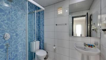 Quarto casal standard, sacada | Banheiro | Chuveiro, secador de cabelo, toalhas de banho, sabonete